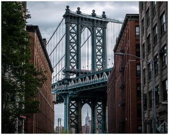 Wallario Poster - Br&uuml;cke zwischen H&auml;usern in Premiumqualit&auml;t, Gr&ouml;&szlig;e: 40 x 50 cm