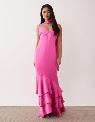 Pretty Lavish Robe longue satin&eacute;e &agrave; fines bretelles et d&eacute;tail foulard avec jupe &agrave; volants - Rose