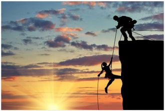 Wallario K&uuml;chenr&uuml;ckwand aus Glas 90 x 60 cm, Motiv: Gemeinsam zum Gipfel | Spritzschutz abwischbar & pflegeleicht