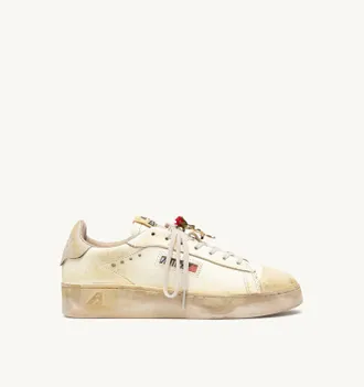 Autry BASKETS DALLAS LOW SUPER VINTAGE EN CUIR MARSHMALLOW AVEC CHARM