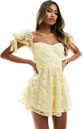 Love Triangle Spitzen-Playsuit in Gelb mit Bindedetail am R&uuml;cken