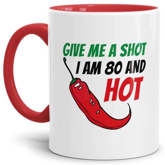 Tassendruck TasseGive me a Shot I am 80 and Hot Geburtstags-Geschenk Zum 80. Geburtstag/Lustig/Witzig/Hei&szlig;/Knackig/Kaffeetasse/Mug/Cup/Innen & Henkel Rot