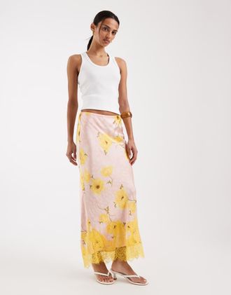 Never Fully Dressed Maeva - Maxirock aus Satin in Rosa mit Spitzenbesatz am Saum und Blumen- und Punktemuster-Gelb