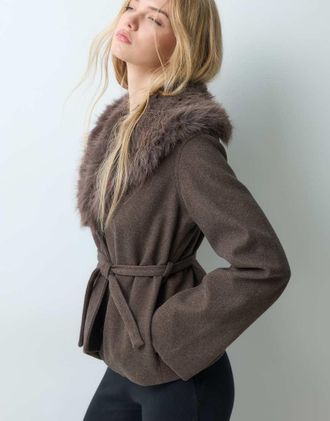 Threadbare veste effet laine ceintur&eacute;e avec col en faux-fur marron chocolat