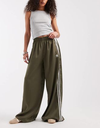 adidas Originals Pantalon de surv&ecirc;tement ample en satin - Kaki-Vert