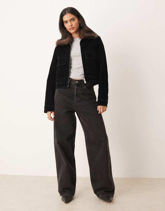 Mango Jeansjacke in Schwarz mit Kragen aus Kunstpelz