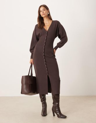 Gina Tricot Gina Tricot - Lang&auml;rmliges Midikleid aus Strickstoff in Braun mit V-Ausschnitt und Knopfleiste-Brown