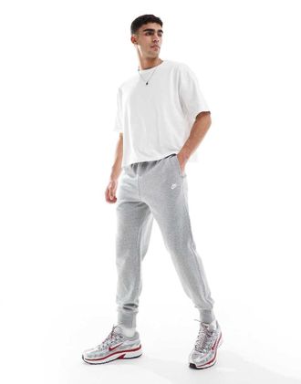 Nike Club - Pantalon de jogging en fausse fourrure avec chevilles resserr&eacute;es - Gris