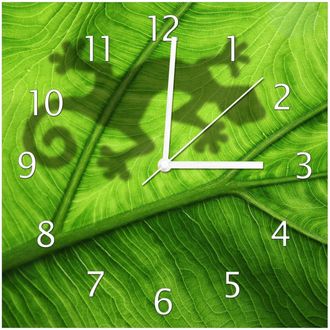 Wallario Design-Wanduhr Gecko Schatten auf gr&uuml;nem Blatt - Umriss aus Glas, Motiv-Uhr Gr&ouml;&szlig;e 30 x 30 cm, wei&szlig;e Zeiger