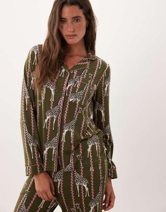 Chelsea Peers superweiches Pyjama-Set mit Knopfleiste in Gr&uuml;n und Pink mit Giraffen-Print