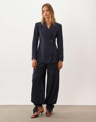 Ghospell Sienna blazer coord &agrave; simple boutonnage &agrave; rayures fines marine-bleu marine