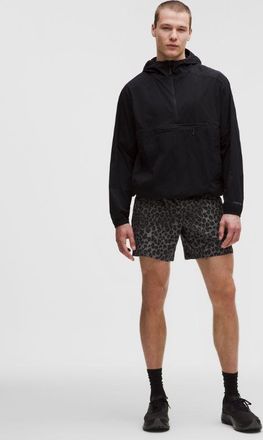 lululemon Pace Breaker Shorts ohne Liner f&uuml;r M&auml;nner - 18 cm - Gr&ouml;&szlig;e XS in True Leopard Black Multi