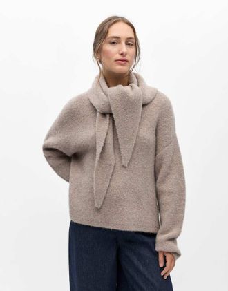 Object Asta gerippter Pullover in lockerer Passform mit Rundhalsausschnitt, cropped, aus Strick, mit &uuml;berschnittenen Schultern, in Wei&szlig;-Neutral