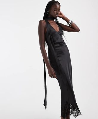 Asos Satin-Maxikleid in Column-Silhouette mit U-Ausschnitt, Spitzenbesatz und Schal in Schwarz