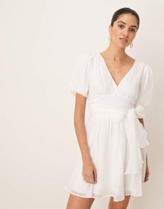 Gina Tricot Gina Tricot - Robe courte à manches courtes pour remise de diplôme avec dos ouvert et col V - Blanc cassé