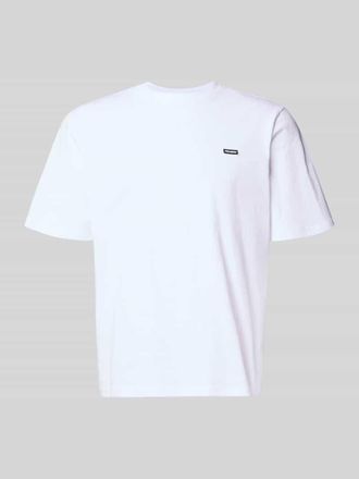 Review Basic T-Shirt mit kleinem Logo-Patch auf der Brust