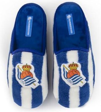 Shoes & Blues Chaussures de maison du FC Real Sociedad au design classique avec le blason officiel du club, fabriqu&eacute;es en Espagne avec des mat&eacute;riaux r&eacute;sistants. Sem