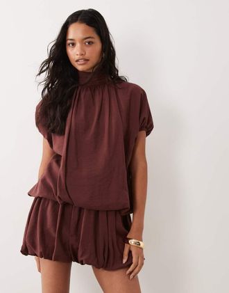 Asos robe courte &agrave; col montant avec ourlet boule en marron chocolat