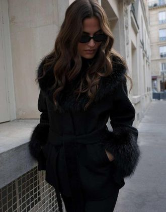 NA-KD Kurzmantel mit Faux-Fur-Detail in Schwarz