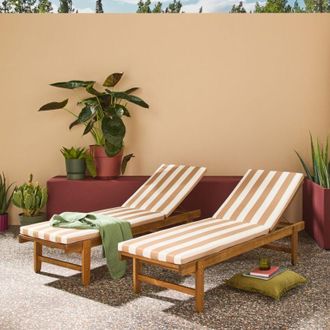 Sweeek Set de 2 bains de soleil en Acacia - AREQUIPA - Transats avec coussins beige &agrave; rayures blanches et roulettes. multi positions