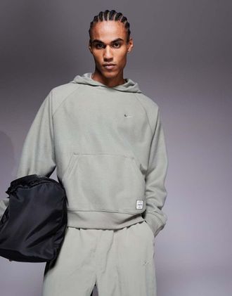 Nike Athletic Club - Kapuzenpullover in Grau mit Logoaufn&auml;her