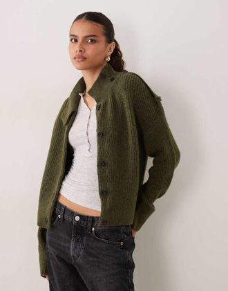 New Look Cardigan mit Stehkragen in Dunkelkhaki-Gr&uuml;n