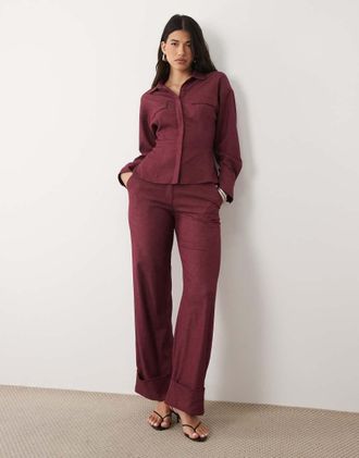 KAIIA exklusive schmal geschnittene Stretch-Webhose mit weitem Bein und Umschlagdetail als Kombiteil in Burgunderrot