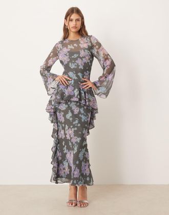 Asos Lang&auml;rmliges Chiffon-Maxikleid in Blau gebl&uuml;mt mit R&uuml;schensaum-Bunt