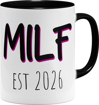 OM3 witzige MILF EST 2026 Kaffee-Tasse mit Spruch - Lustige Mama Keramiktasse f&uuml;r werdende M&uuml;tter - Freundin Ehefrau - Keramik Becher - 325ml - Beidseitig