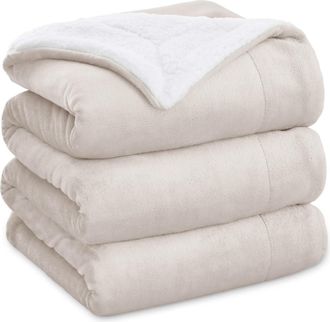 Bedsure Kuscheldecke - Warm Sherpa Wolldecke & Sofadecke, Flauschig Sofaüberwurf Decke, Dicke Couchdecke, Fleecedecke, Flauschige Wohndecke für Couch, Beige, 