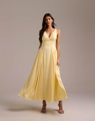 Asos Robe mi-longue de demoiselle dhonneur en satin &agrave; taille basse et d&eacute;collet&eacute; plongeant - Citron-Jaune