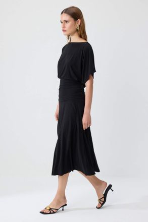 Trendyol Einfarbiges Maxikleid, kurzer Skater-Schnitt - Schwarz