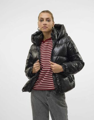 Vero Moda Uppsashiny gesteppte Kapuzenjacke in Schwarz