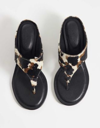 Asos Helix - Tongs &agrave; talon en cuir v&eacute;ritable fa&ccedil;on poulain de qualit&eacute; sup&eacute;rieure - Imprim&eacute; vache-multicolore