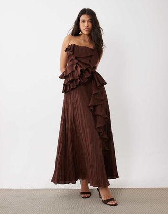 Asos tr&auml;gerloses, plissiertes Maxikleid in Schokobraun