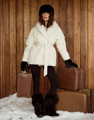 4th & Reckless Pufferjacke in Ecru mit Wickeldesign, G&uuml;rtel und Kragen-Wei&szlig;