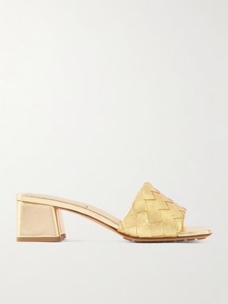 Bottega Veneta Parco Mules Aus Intrecciato-leder In Metallic-optik - Gold