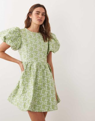 Sister Jane Sister Jane - Freja - Jacquard-Minikleid in Hellgr&uuml;n mit Rundhalsausschnitt, Puff&auml;rmeln und Blumenmuster