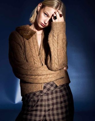 Monki veste en maille torsad&eacute;e &agrave; col amovible en faux-fur marron