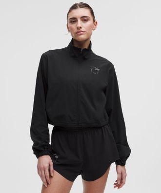 lululemon Mile Maker Run Crew Jacke mit Kordelzug am Saum und Grafik für Frauen - Größe XL in Black