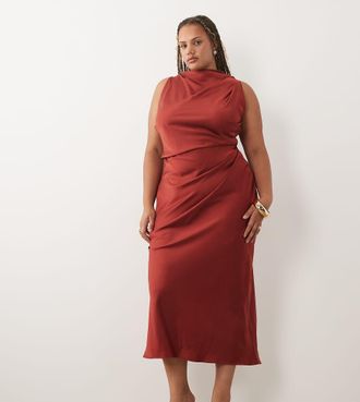 Asos Curve ASOS DESIGN Curve Maxikleid aus Satin mit Falten, gerafftem Oberteil und hohem Kragen in Dunkelrot-Orange