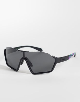 Polaroid Sunglasses Maskenf&ouml;rmige Sonnenbrille in Schwarz mit polarisierten Gl&auml;sern in Grau
