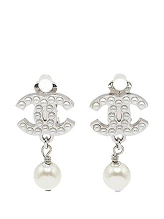 Chanel boucles doreilles CC en plaqu&eacute; argent &agrave; perles artificielles (2004)