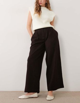New Look Co-ord mit Nadelstreifen und weiter Hose in Braun