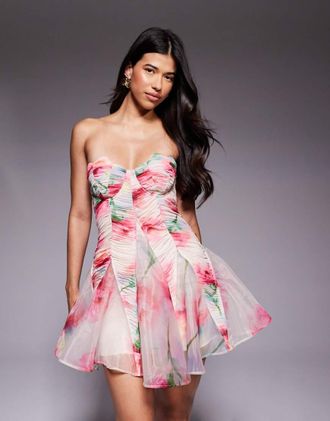 Asos Robe bandeau courte &agrave; imprim&eacute; fleuri flout&eacute; avec bonnets pr&eacute;form&eacute;s festonn&eacute;s-Multicolore