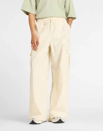 New Balance gewebte Cargo-Hose in Cremewei&szlig;