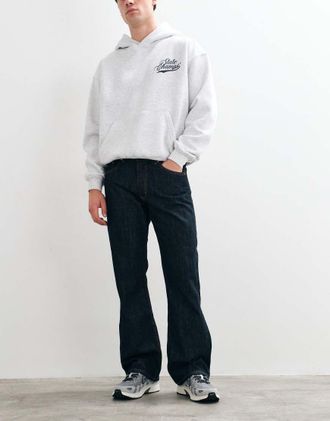 Weekday Mercury Relaxed-Fit Bootcut-Flare-Jeans in blauer Waschung
