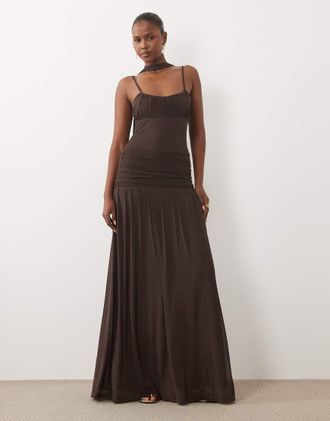 Asos robe longue en tulle fronc&eacute; au buste avec d&eacute;tail &eacute;charpe couleur chocolat-Marron