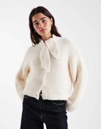 Miss Selfridge Gilet en maille avec noeud lavalli&egrave;re - Cr&egrave;me-Blanc
