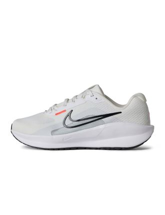 Nike Nike Downshifter 13 Stra&szlig;enlaufschuh F&uuml;r Herren (Extraweit), White/Black-Pure Platinum-Bright Crimson, FJ1284-100, 45 EU (11 US)